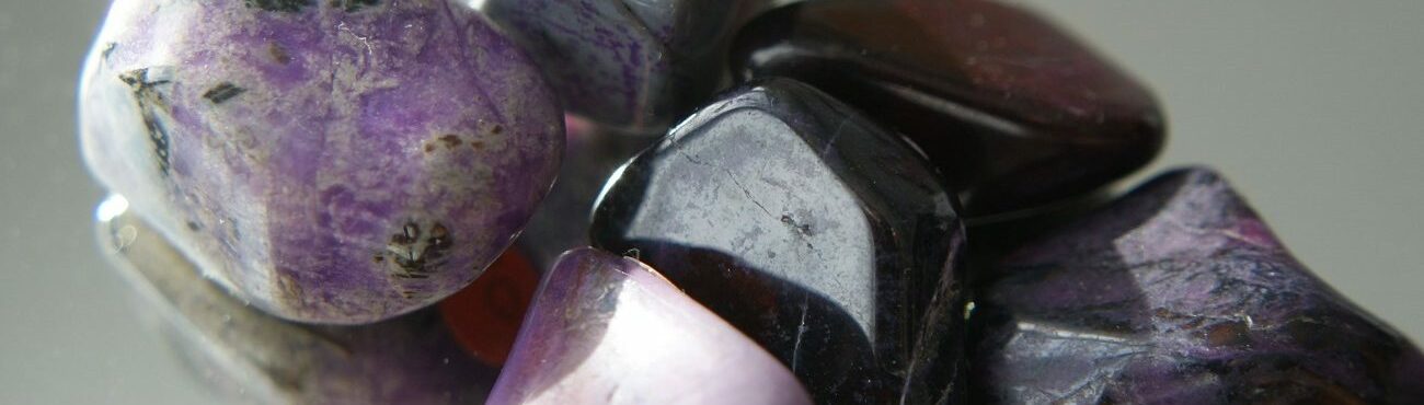 🔮 Pierre Sugilite : Signification de cette pierre unique