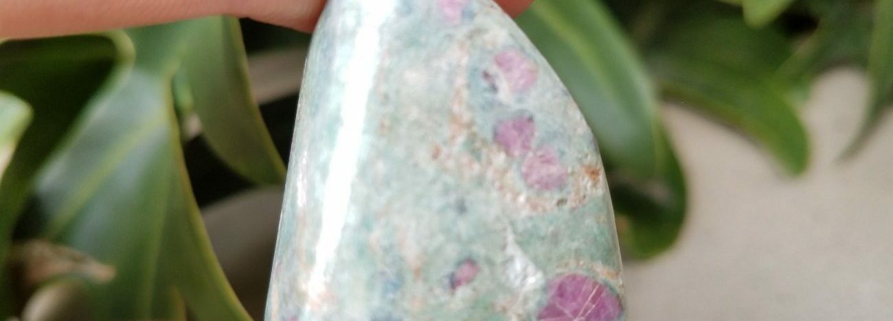 🔮 Pierre Rubis sur Fuschite : Signification de cette belle pierre